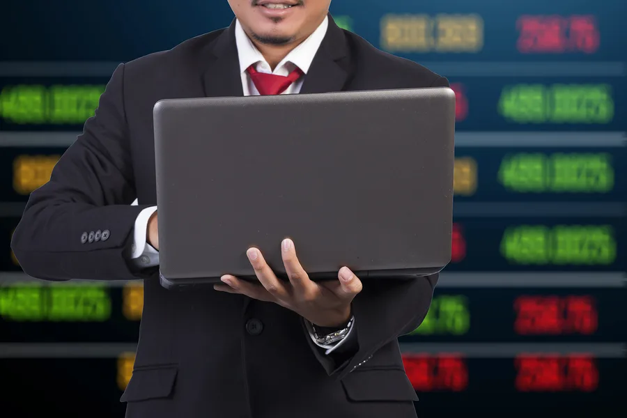 Ações da Steel Dynamics (STLD) caem enquanto mercado sobe